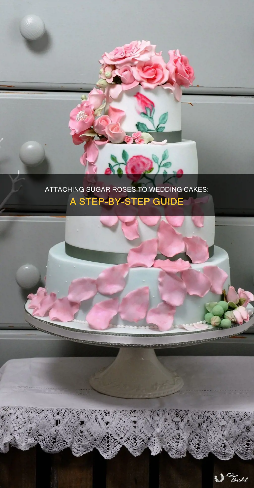 Attaching Sugar Roses To Wedding Cakes: A Step-By-Step Guide | ShunBridal